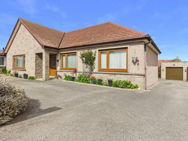 4 bedroom detached bungalow for sale