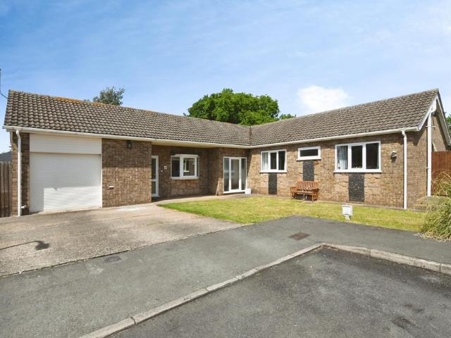 4 bedroom detached bungalow for sale