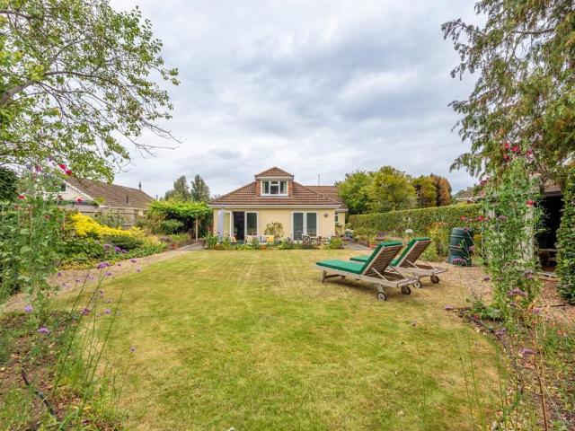 4 bedroom detached bungalow for sale