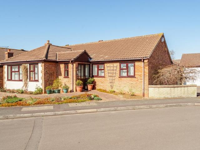 4 bedroom detached bungalow for sale