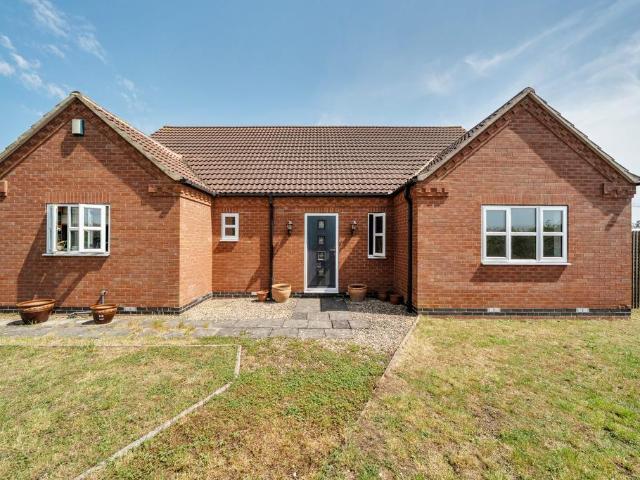 4 bedroom detached bungalow for sale