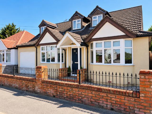 4 bedroom detached bungalow for sale
