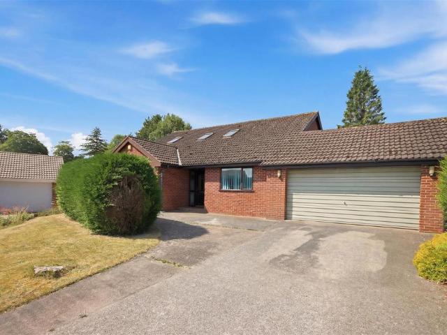4 bedroom detached bungalow for sale