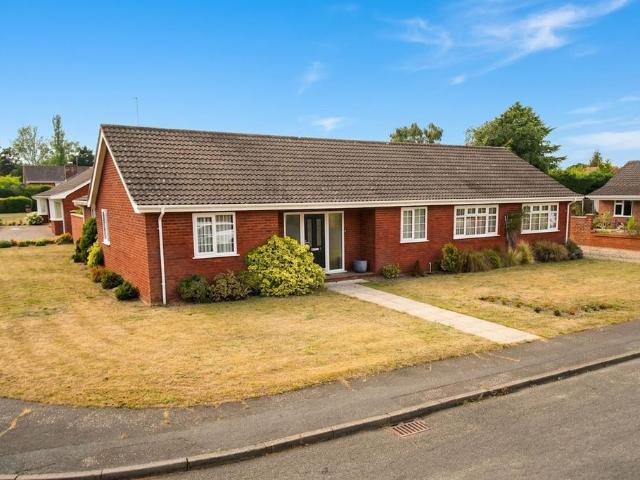 4 bedroom detached bungalow for sale