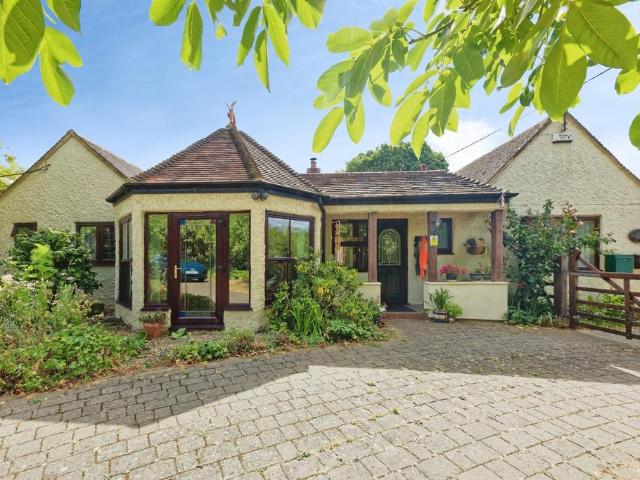 4 bedroom detached bungalow for sale