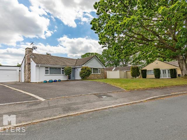 4 bedroom detached bungalow for sale