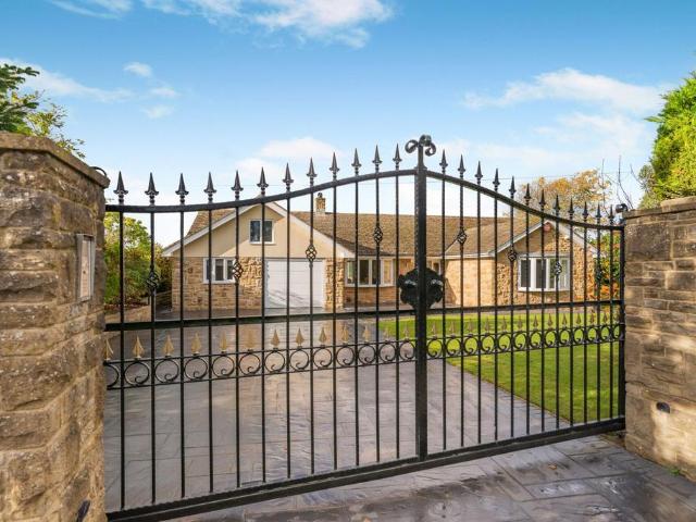 4 bedroom detached bungalow for sale