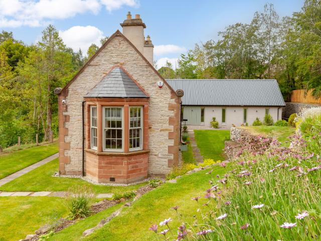 4 bedroom detached bungalow for sale