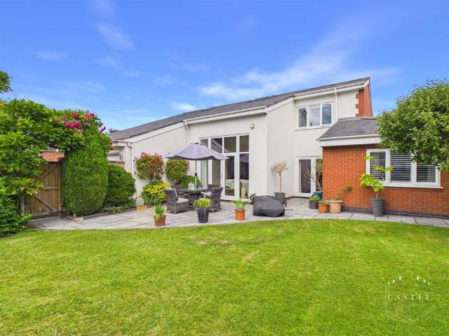 4 bedroom detached bungalow for sale