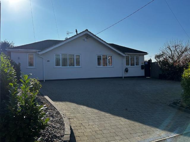 4 bedroom detached bungalow for sale