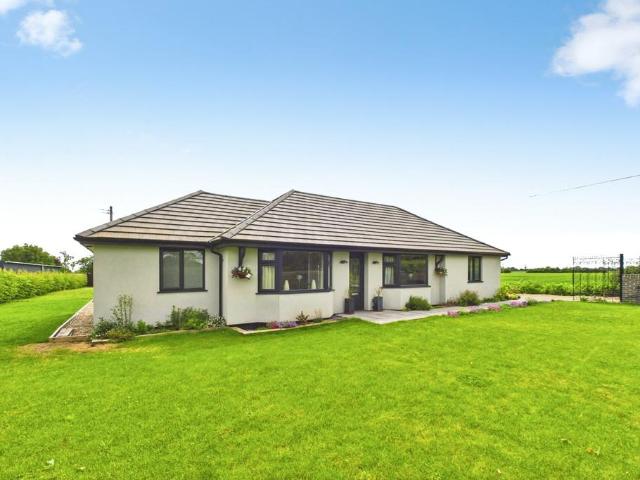 4 bedroom detached bungalow for sale