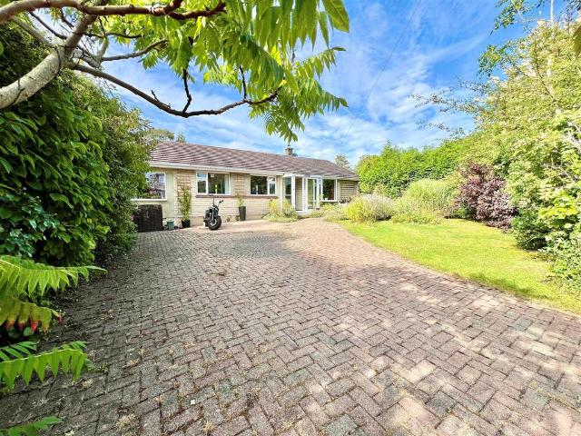 4 bedroom detached bungalow for sale