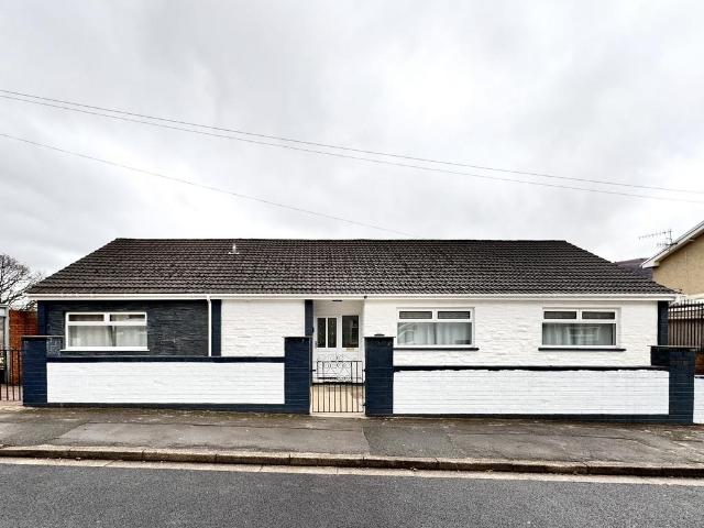 4 bedroom detached bungalow for sale