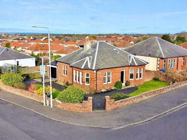 4 bedroom detached bungalow for sale