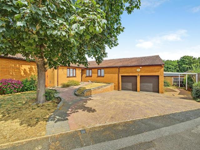 4 bedroom detached bungalow for sale