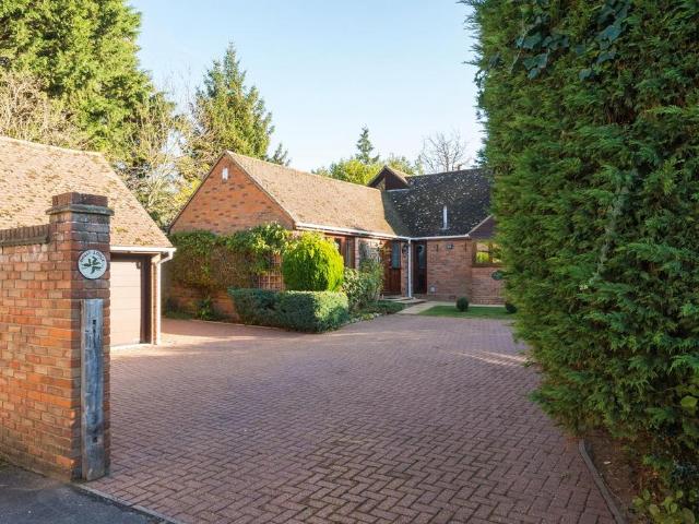 4 bedroom detached bungalow for sale