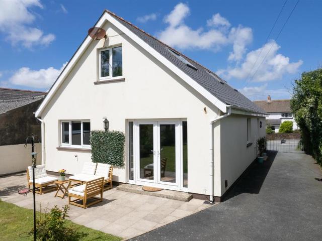 4 bedroom detached bungalow for sale