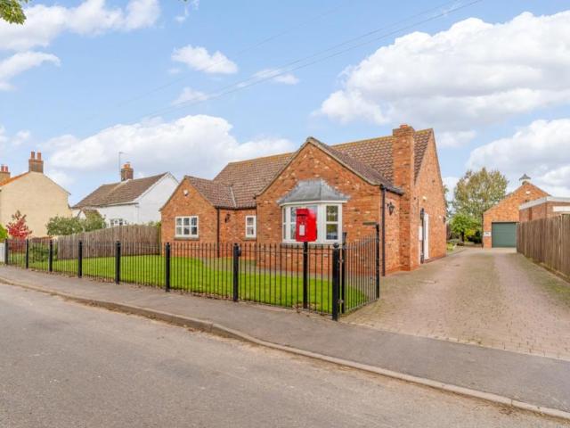 4 bedroom detached bungalow for sale
