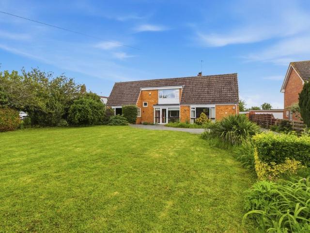4 bedroom detached bungalow for sale