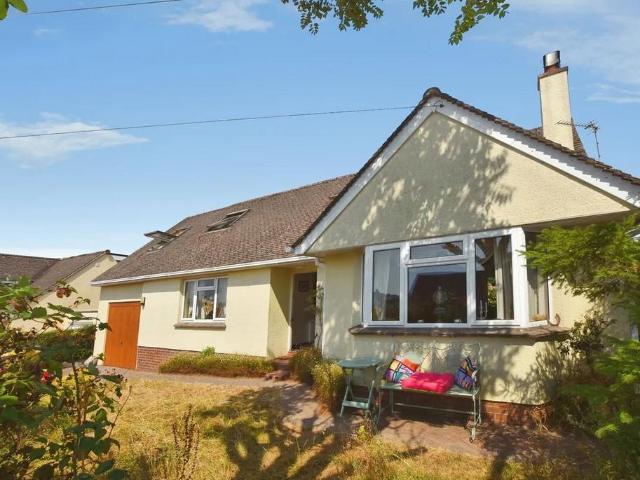 4 bedroom detached bungalow for sale