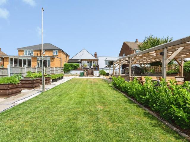 4 bedroom detached bungalow for sale