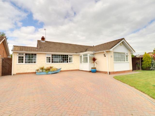 4 bedroom detached bungalow for sale
