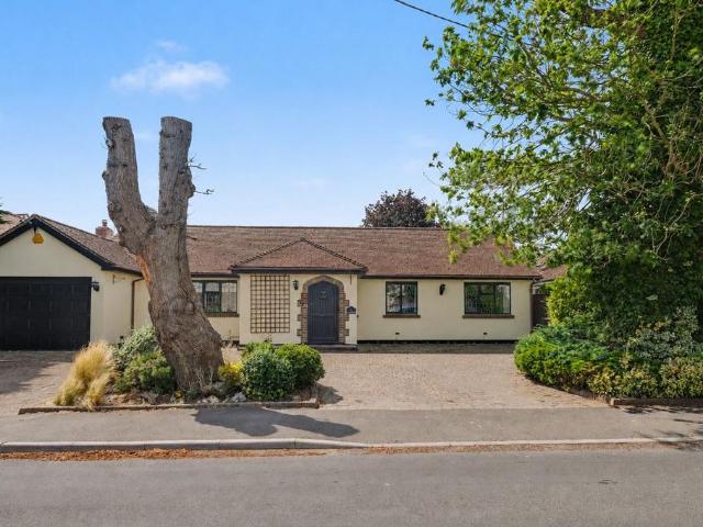 4 bedroom detached bungalow for sale