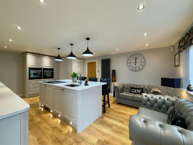 4 bedroom detached bungalow for sale