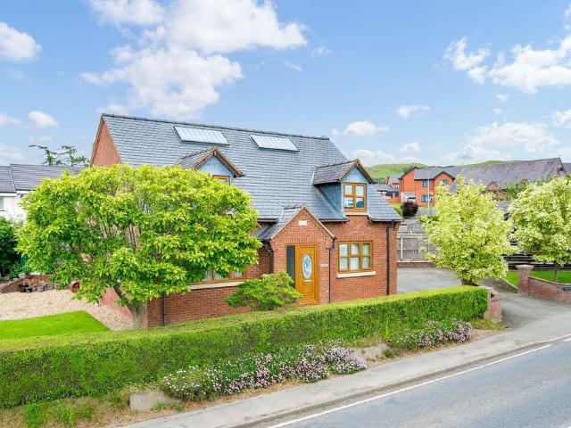 4 bedroom detached bungalow for sale