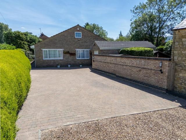 4 bedroom detached bungalow for sale