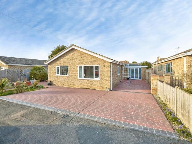 4 bedroom detached bungalow for sale