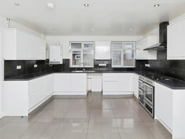 4 bedroom detached bungalow for sale