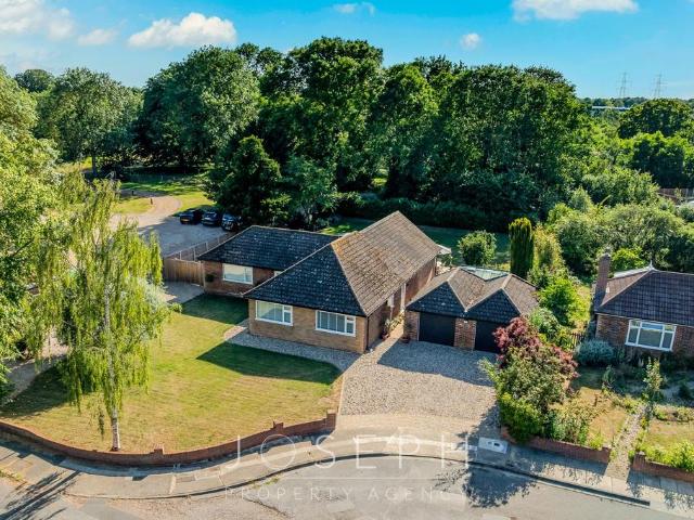 4 bedroom detached bungalow for sale