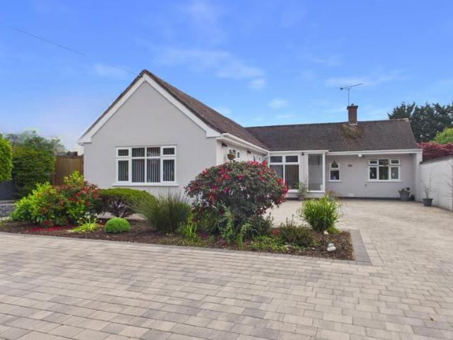 4 bedroom detached bungalow for sale