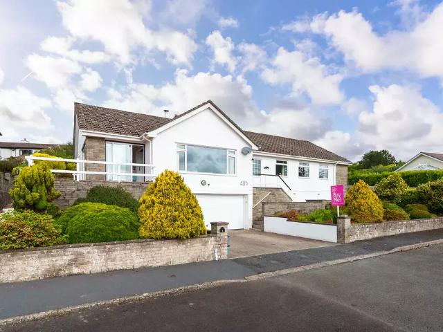 4 bedroom detached bungalow for sale