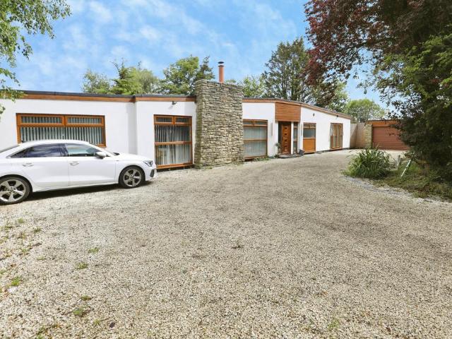 4 bedroom detached bungalow for sale