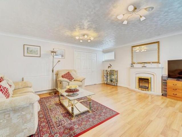 4 bedroom detached bungalow for sale in Barnstaple Road, Bedford, MK40