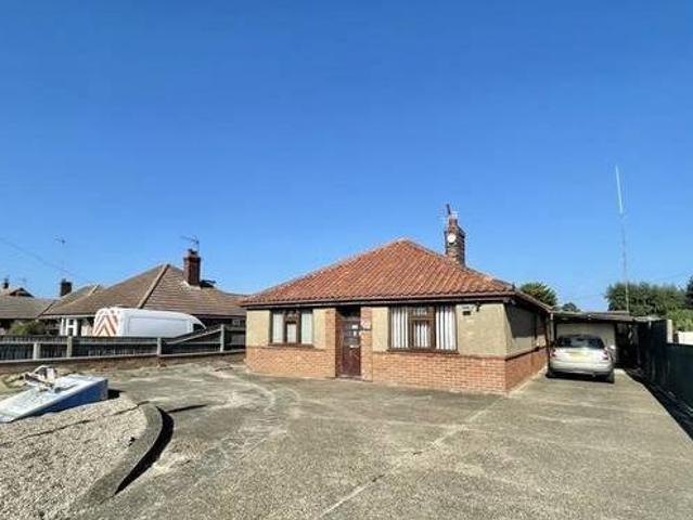 4 bedroom detached bungalow for sale in Bulmer Lane WintertonOnSea NR29