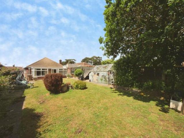 4 bedroom detached bungalow for sale in Hitchin Road, Luton, LU2
