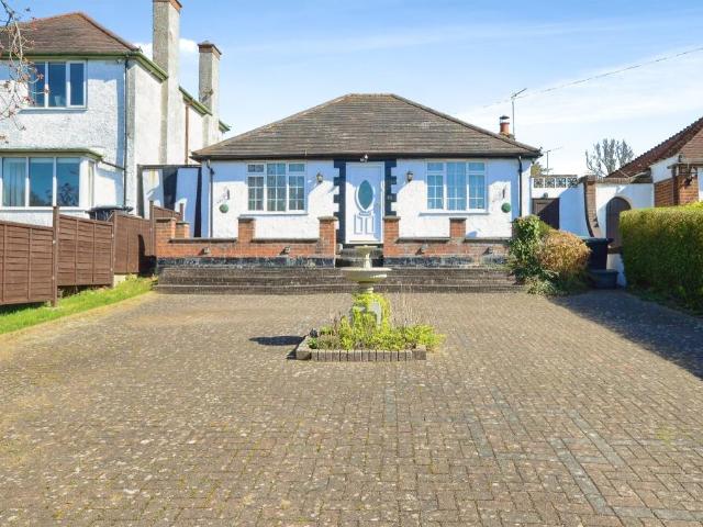 3 bedroom detached bungalow for sale in Mount Drive, Park Street, St. Albans, AL2