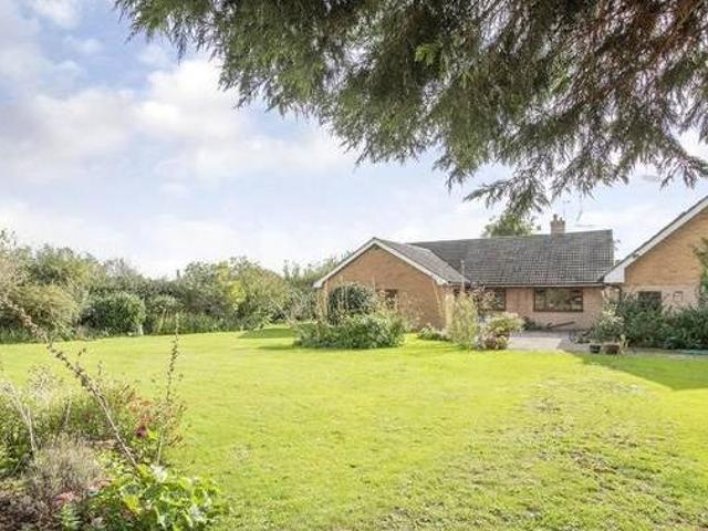 4 bedroom detached bungalow for sale in Moss Croft Lane Hatfield Woodhouse DN7