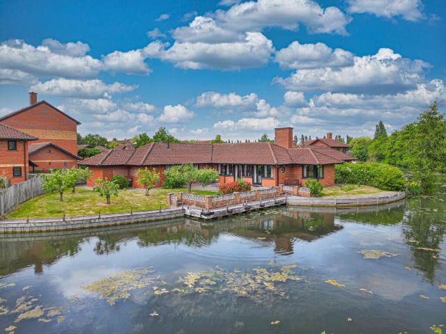 4 bedroom detached bungalow for sale in Skeats Wharf, Pennyland, MK15