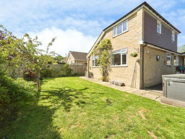 4 bedroom detached bungalow for sale in Park Square, Pool in Wharfedale, Otley, LS21