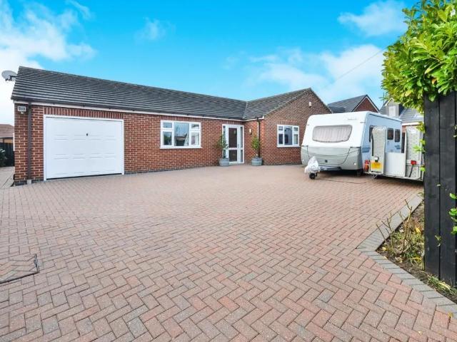 4 bedroom detached bungalow to rent