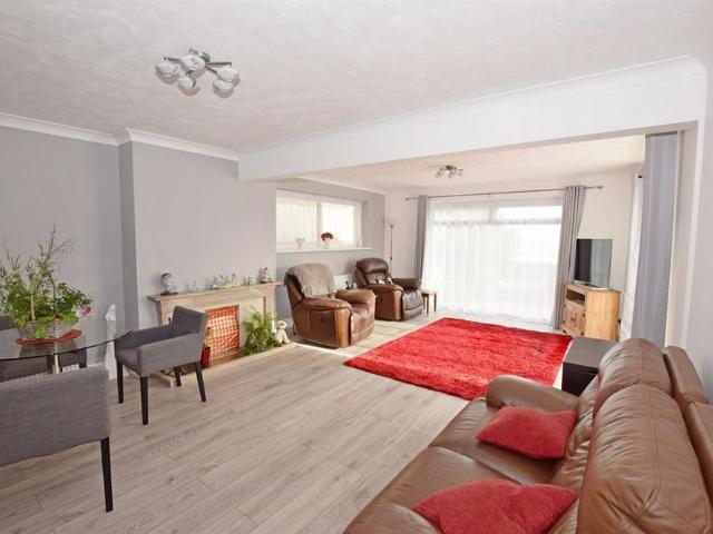 4 bedroom detached bungalow to rent
