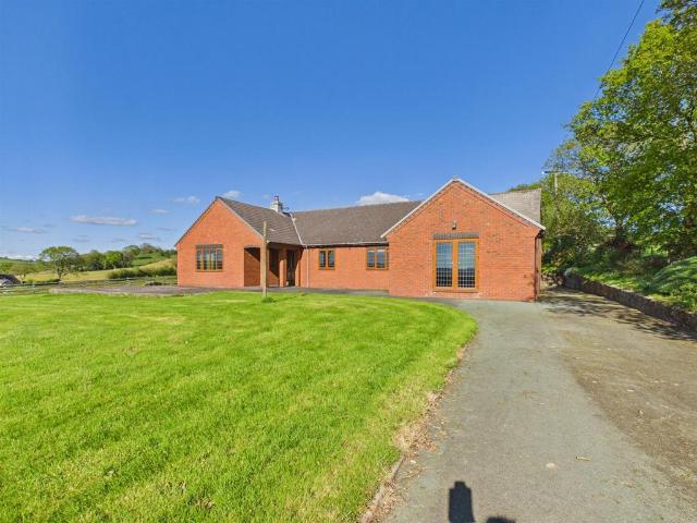 4 bedroom detached bungalow to rent