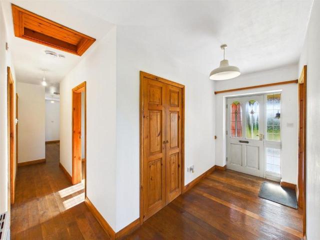 4 bedroom detached bungalow to rent