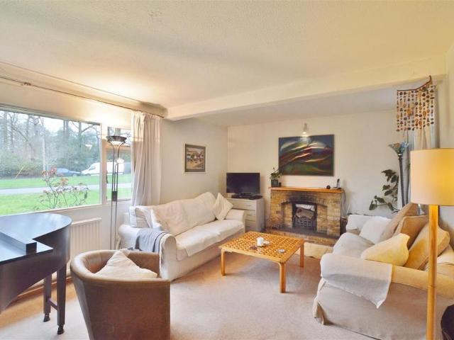 4 bedroom detached bungalow to rent