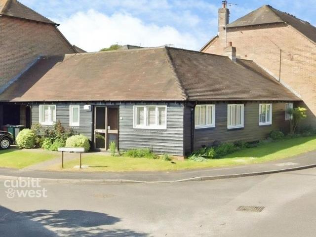 4 bedroom detached bungalow to rent