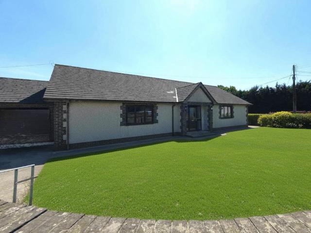 4 bedroom detached bungalow to rent